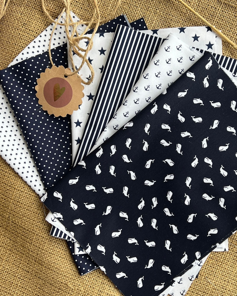 Patchworkstoffe 12x (25 x 35 cm) Kinderstoffe Wale Navy Weiß – stoffwerk-siegen